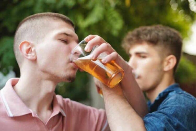 3 Ways To Chug A Beer Fast (5 Tips Before You Do it)