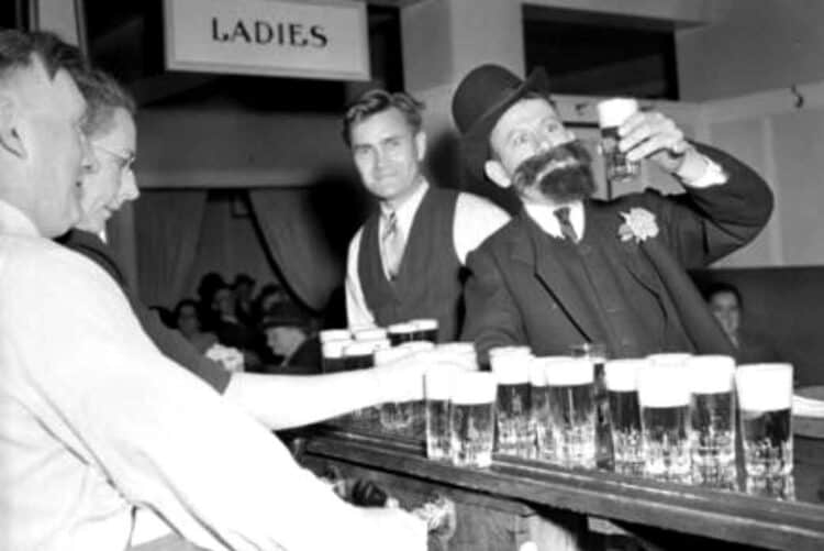 Craft Beer vs. Draft Beer: The Pros, Cons & Differences