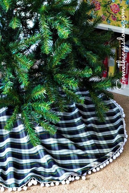 37 Unique DIY Christmas Tree Skirt Designs for Festive Decor