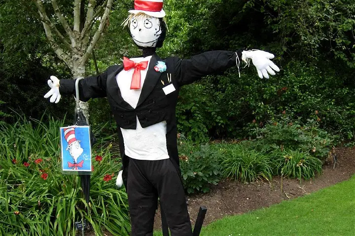 25 Creative DIY Scarecrow Designs to Liven Up Your Yard