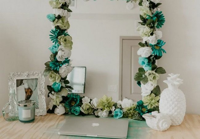 25 Beautiful DIY Flower Mirror Ideas for Floral Decor