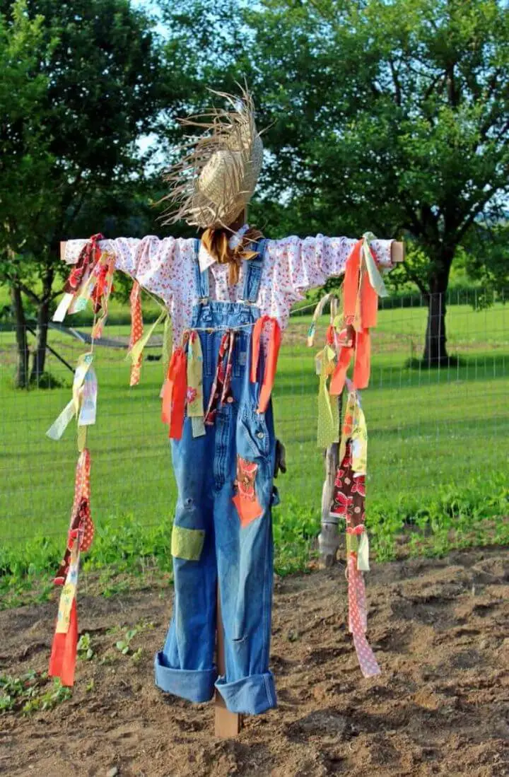 25 Creative DIY Scarecrow Designs to Liven Up Your Yard