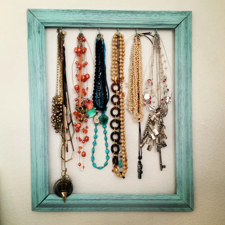 26 DIY Necklace Holder Ideas