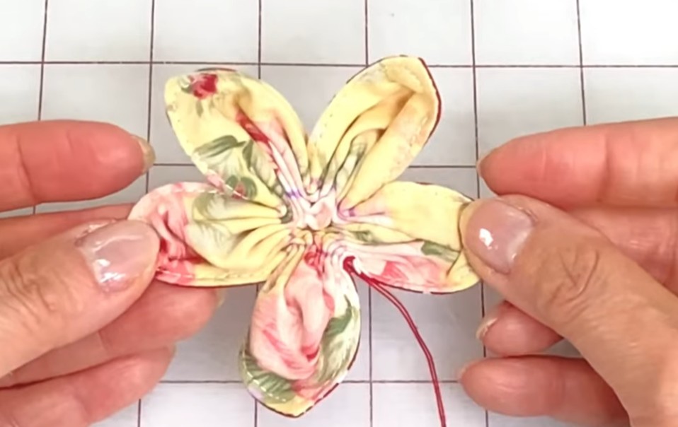 23 Simple DIY Fabric Flower Tutorials for Elegant Decorations