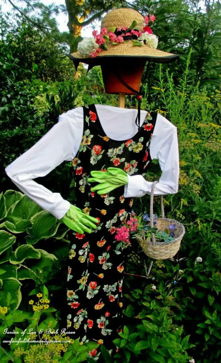 25 Creative DIY Scarecrow Designs to Liven Up Your Yard