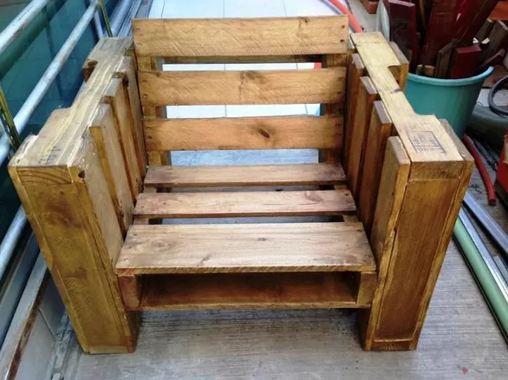 20 DIY Pallet Chair Ideas