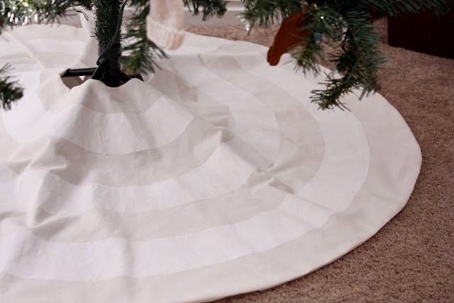 37 Unique DIY Christmas Tree Skirt Designs for Festive Decor