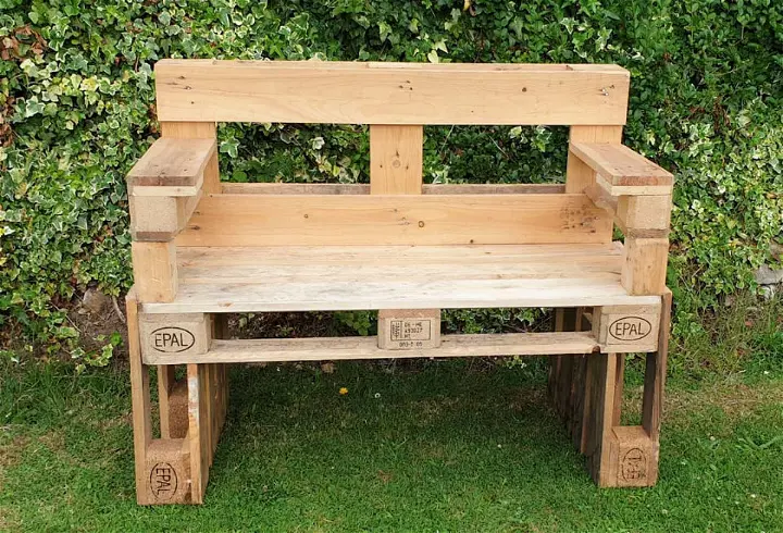 35 Creative DIY Wood Pallet Bench Ideas & Blueprints
