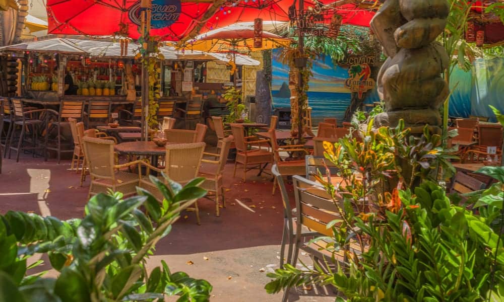 21 Creative DIY Tiki Bar Designs for Backyard Entertaining