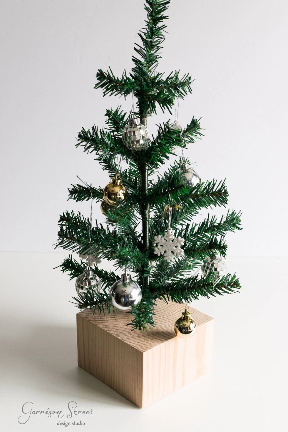 19 DIY Christmas Tree Stand Ideas