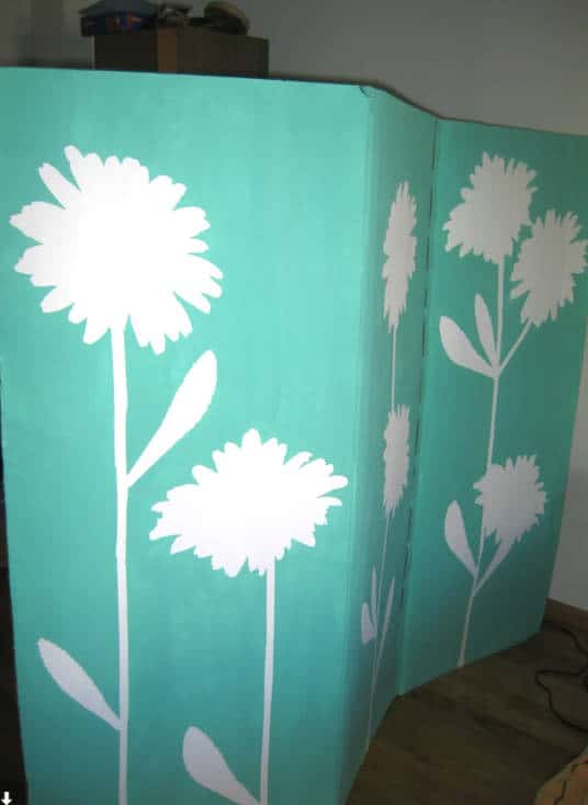 How to Create a Stunning DIY Room Divider Using a Cardboard Box?